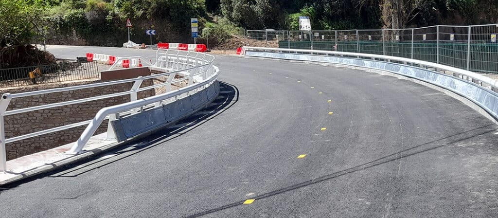 Bridge adaptation with motorcyclist protection system - Metalesa